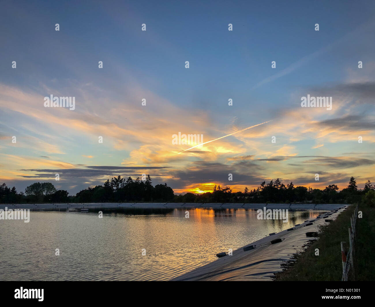 UK Wetter: Sonnenuntergang über Godalming. Tuesley Farm, Godalming. Mai ...