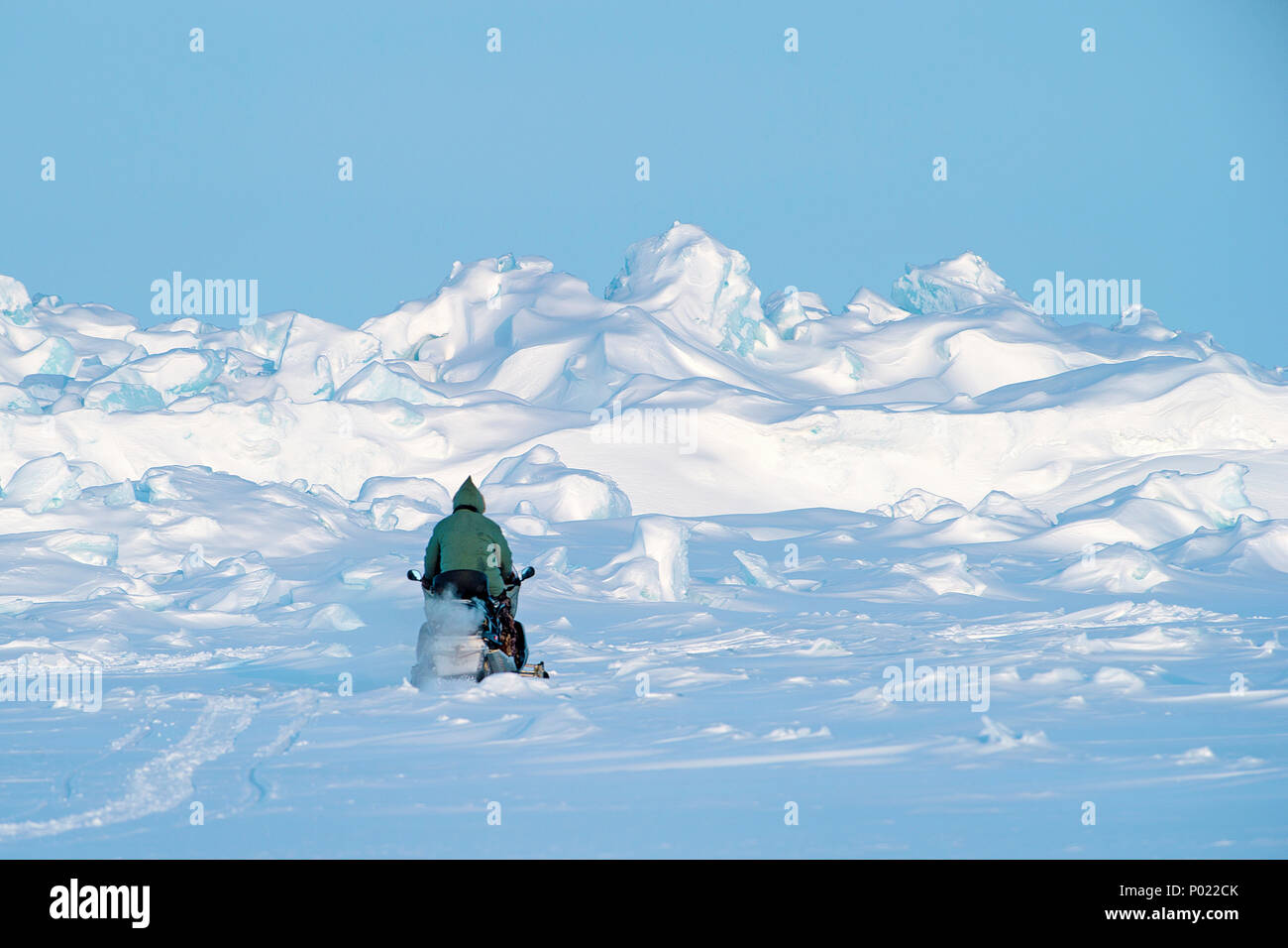 Inuit in Schneemobil im Territorium Nunavut, Kanada | Inuit auf ...
