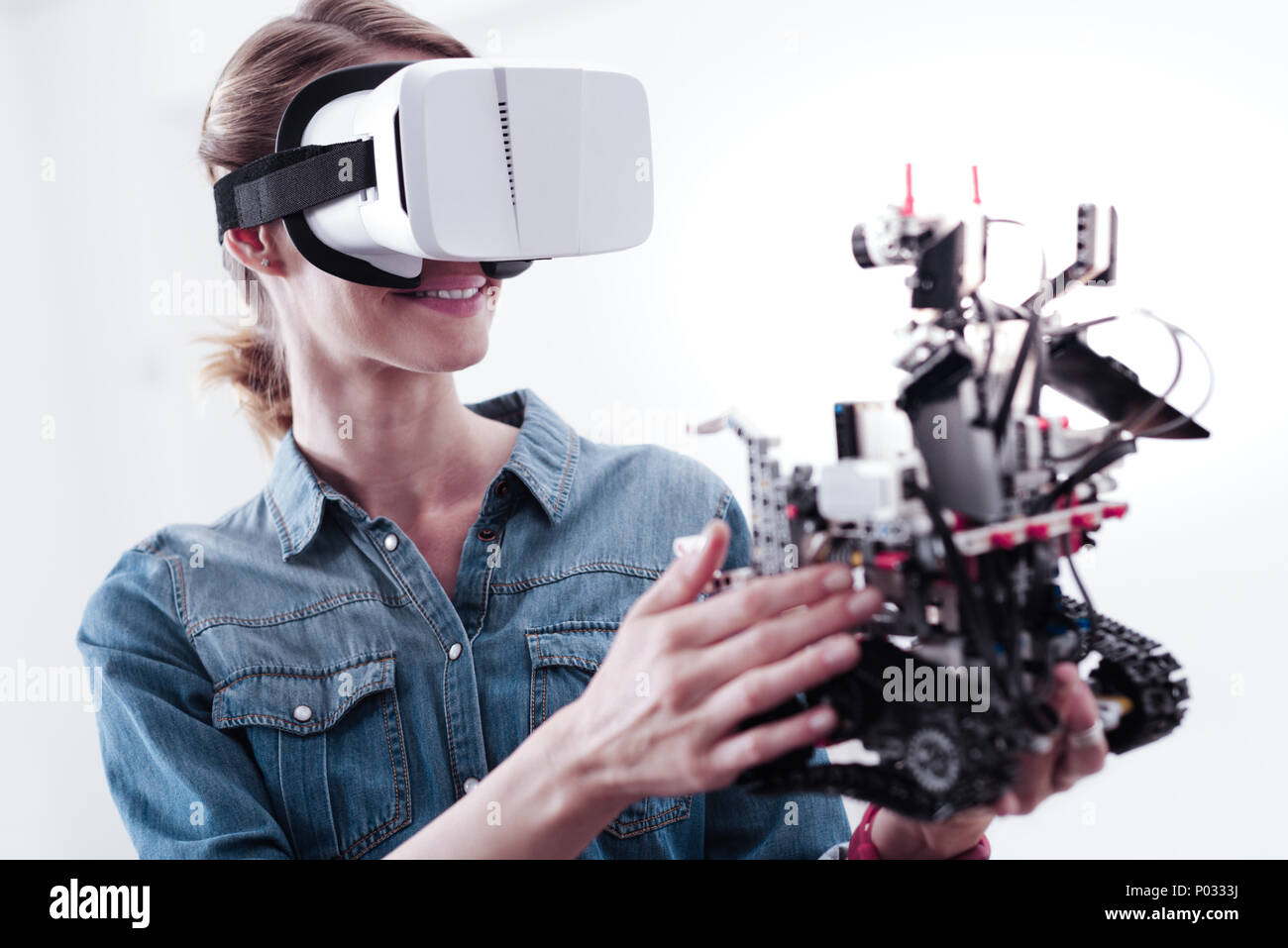 Electronics engineer robot woman -Fotos und -Bildmaterial in hoher ...