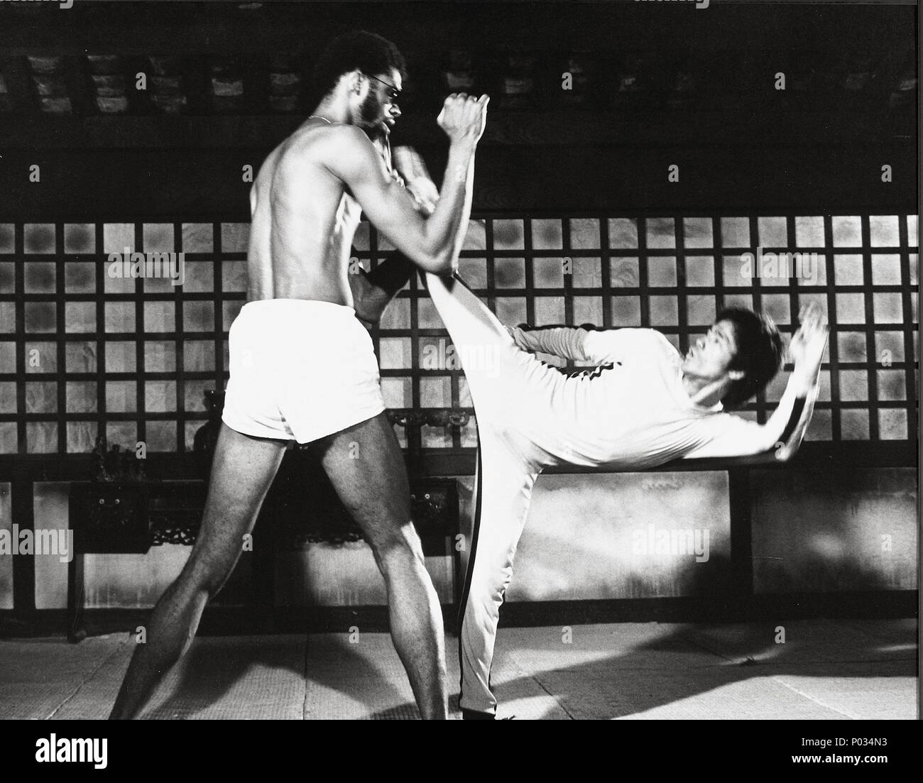 Bruce lee kick -Fotos und -Bildmaterial in hoher Auflösung – Alamy