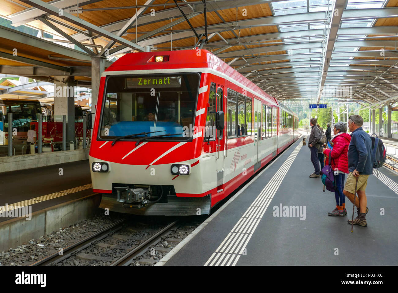 Shuttle zug zermatt -Fotos und -Bildmaterial in hoher Auflösung – Alamy