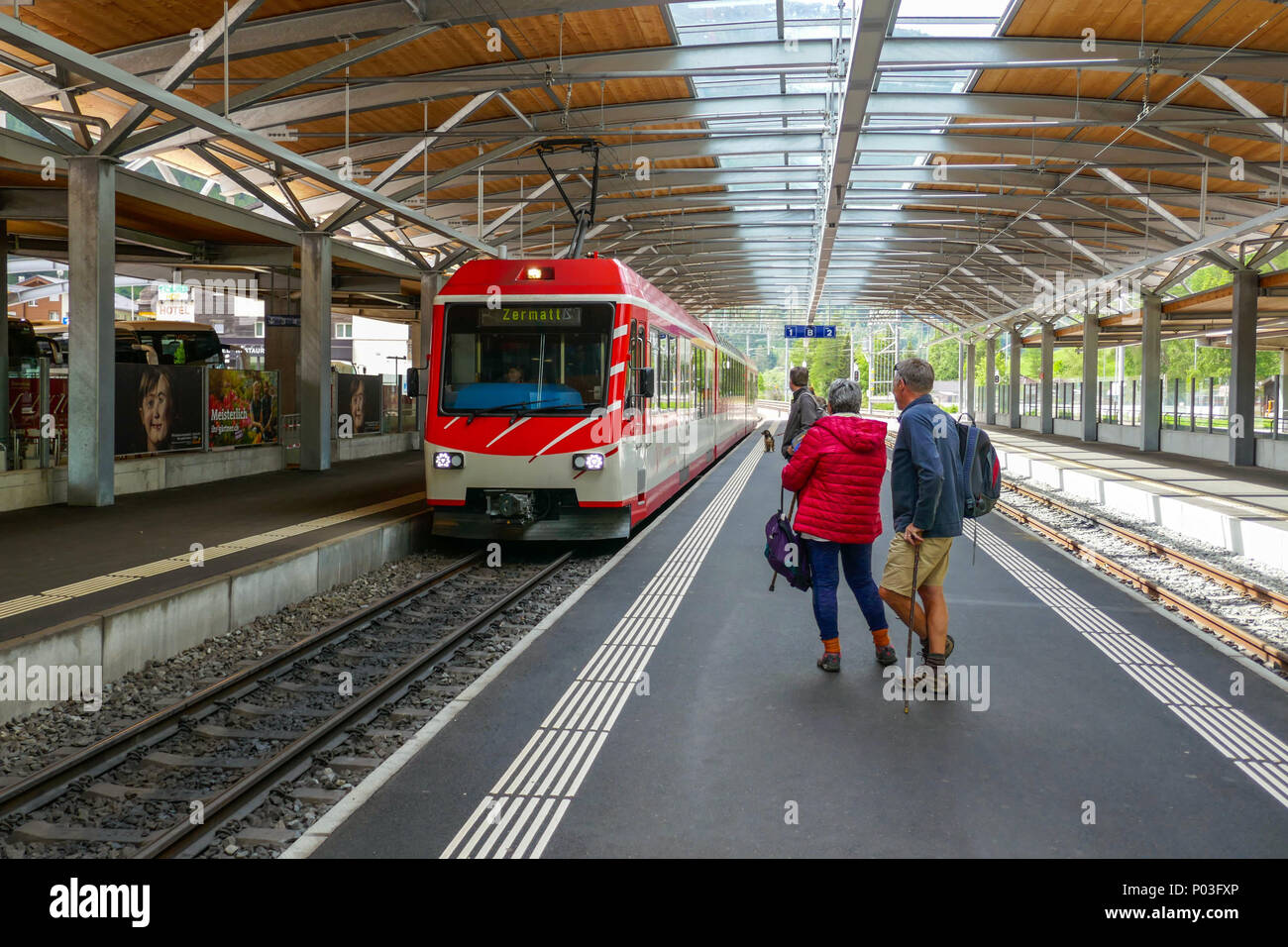 Red Train am Matterhorn Terminal in Täsch in der Schweiz, für Besucher ...
