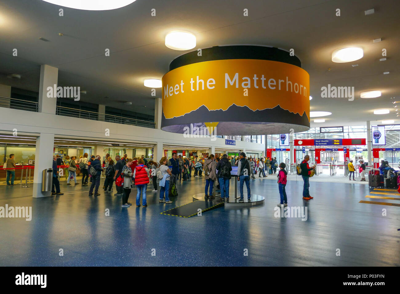 Menschen in ticket Halle am Matterhorn Terminal in Täsch in der Schweiz ...