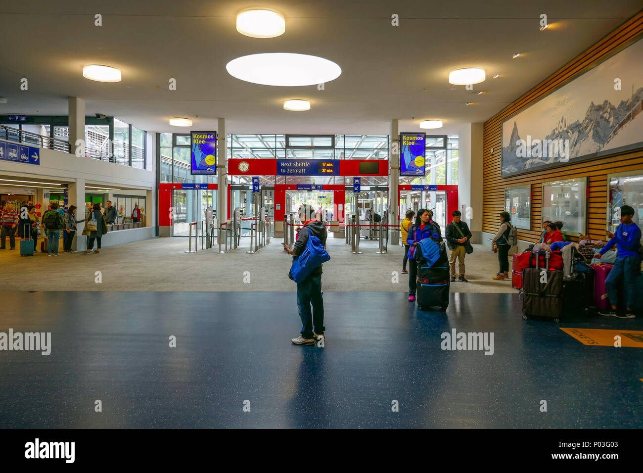 Menschen in ticket Halle am Matterhorn Terminal in Täsch in der Schweiz ...