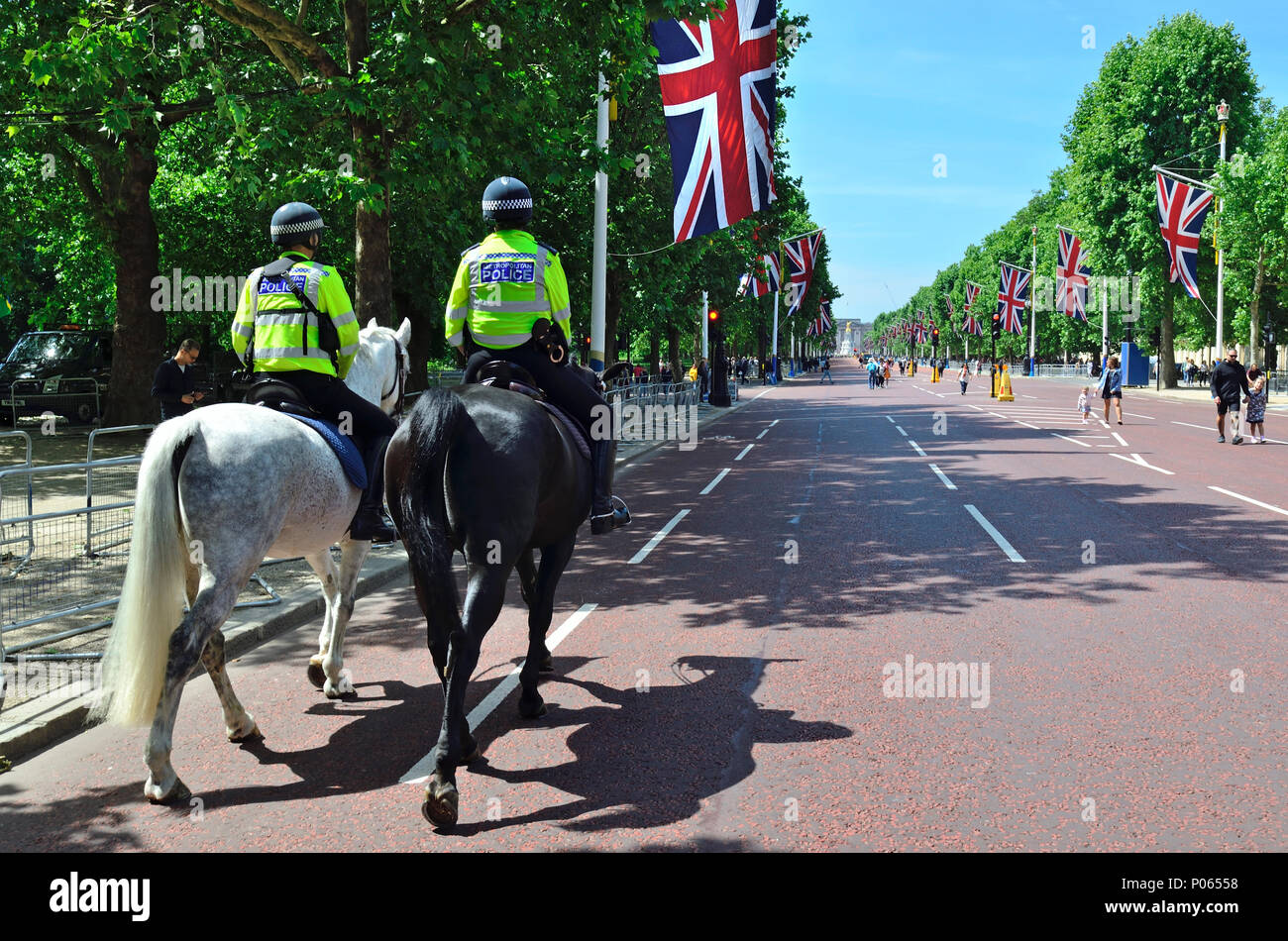 Police horses in london england -Fotos und -Bildmaterial in hoher ...