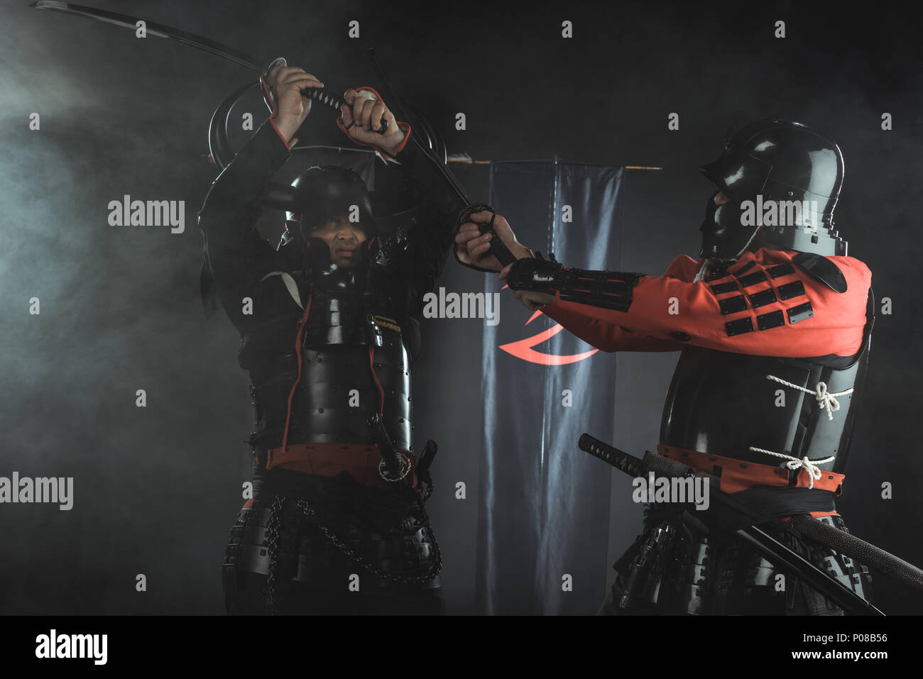Gepanzerten samurai Kampf mit Schwertern vor Clan Symbole auf Flags ...