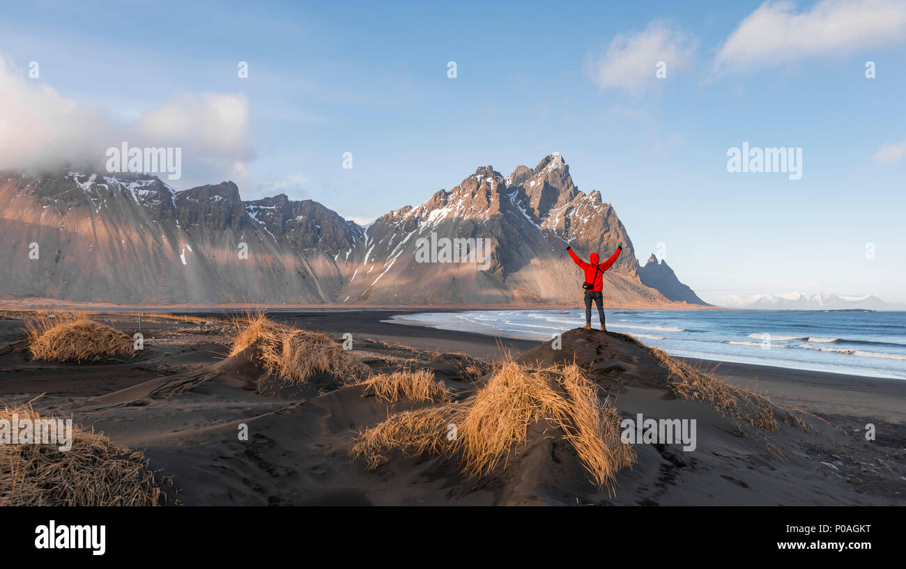 Wanderer streckt die arme in die luft -Fotos und -Bildmaterial in hoher ...
