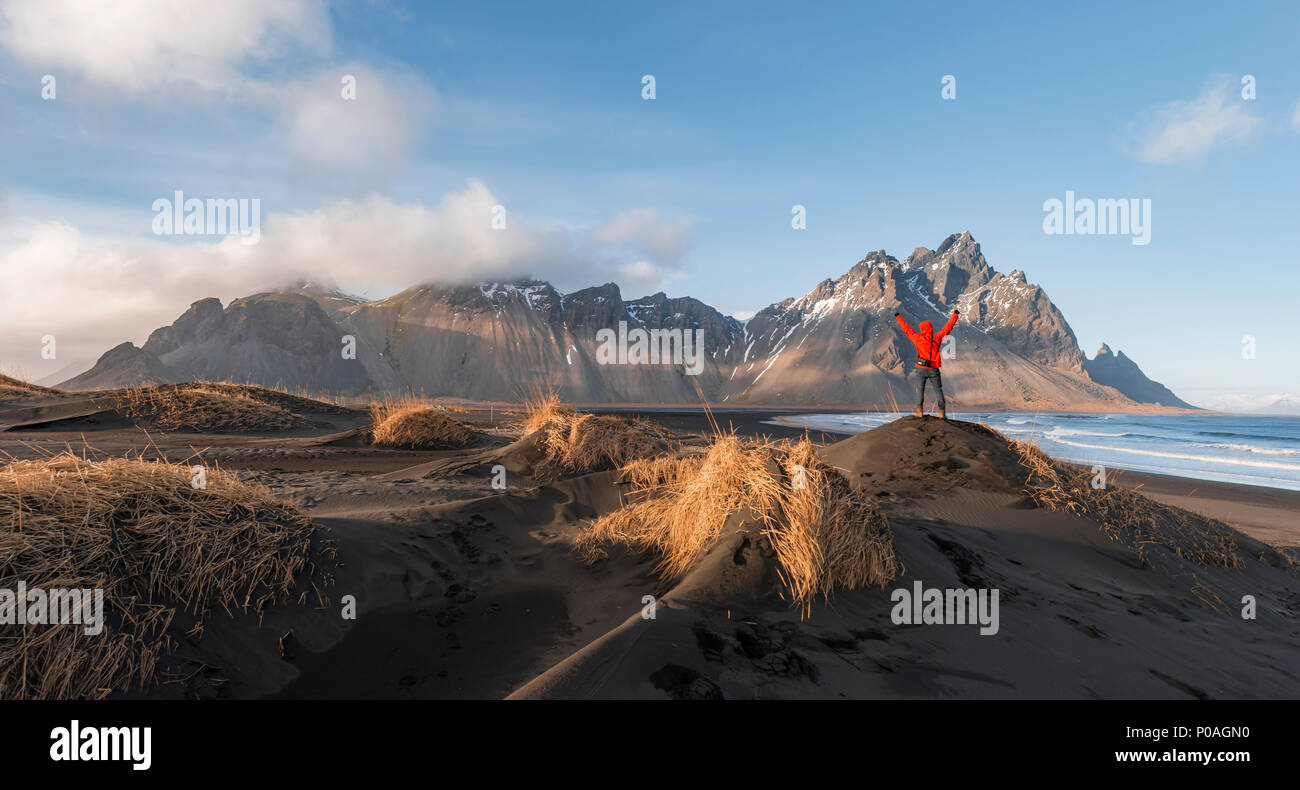 Wanderer streckt die arme in die luft -Fotos und -Bildmaterial in hoher ...