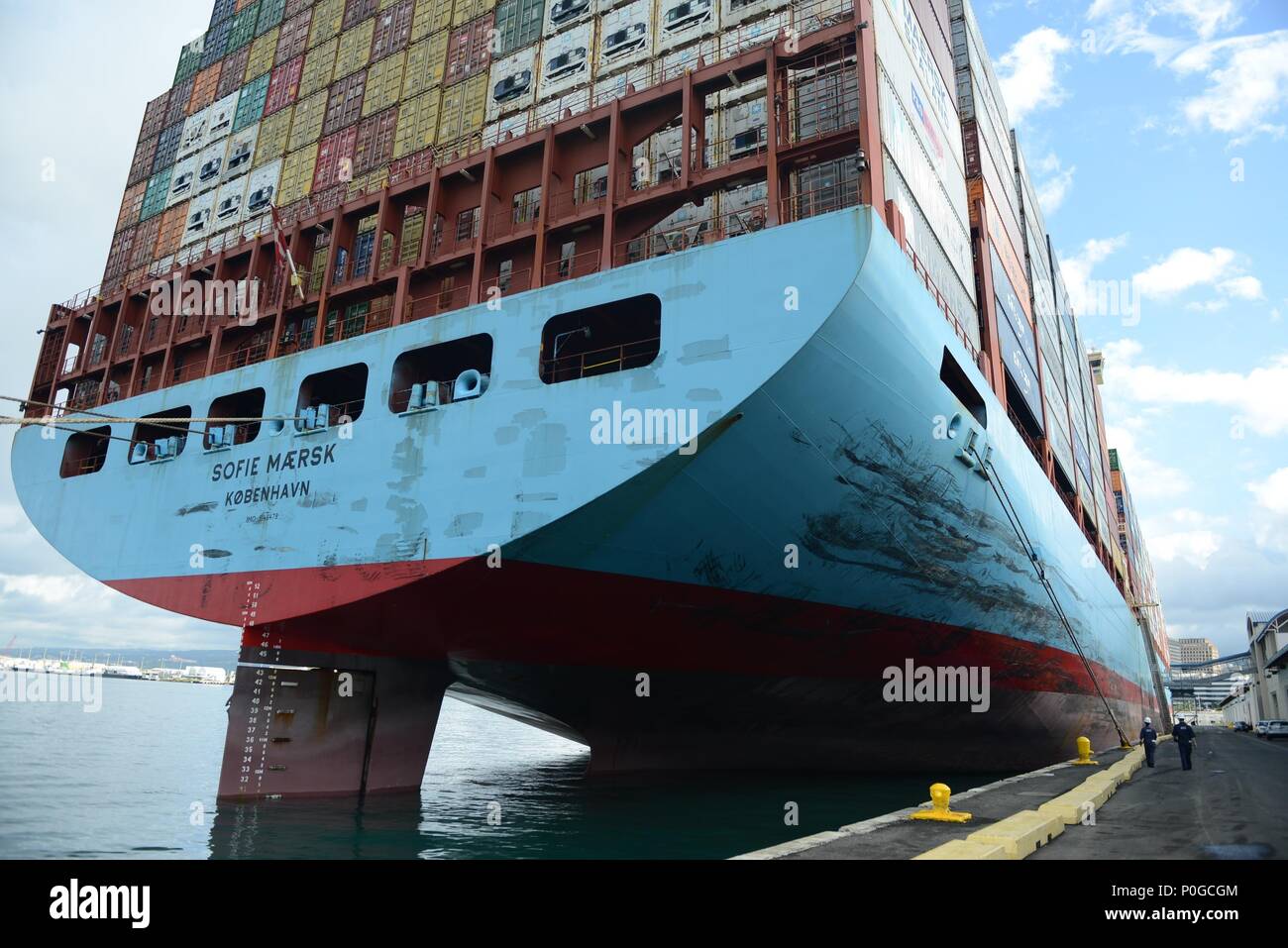 Besatzungsmitglieder von Coast Guard Sektor Honolulu Spaziergang entlang dem Containerschiff ...