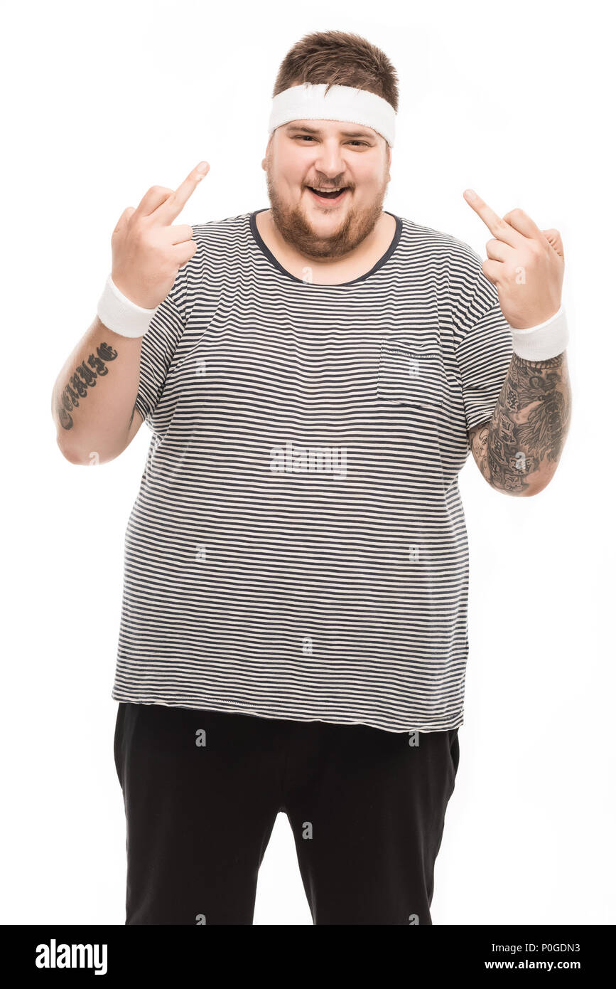 Junge lächelnde Mann zeigt Mittelfinger unterzeichnen und Kamera ...