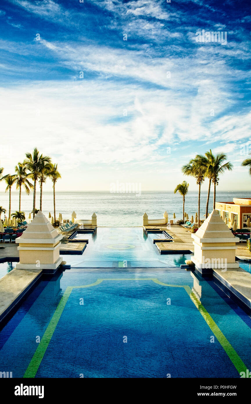 Der Infinity Pool im Rui Palace mit Blick auf die Bucht von Cabo San ...