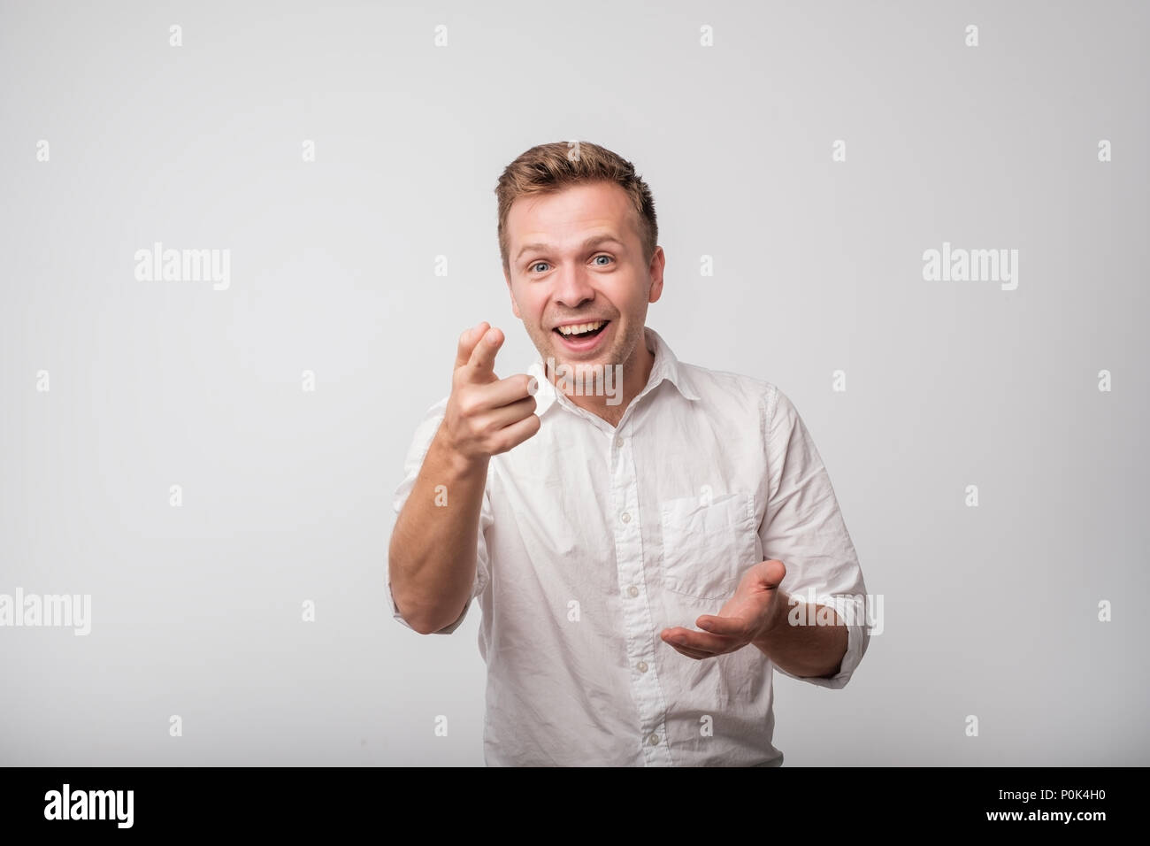 Laughing at someone -Fotos und -Bildmaterial in hoher Auflösung – Alamy