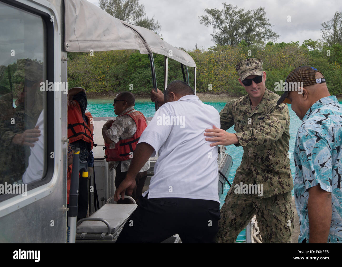 180601-N-MZ 078-1026 Chief Steelworker Jesse Hamblin, vom Cape Cod ...