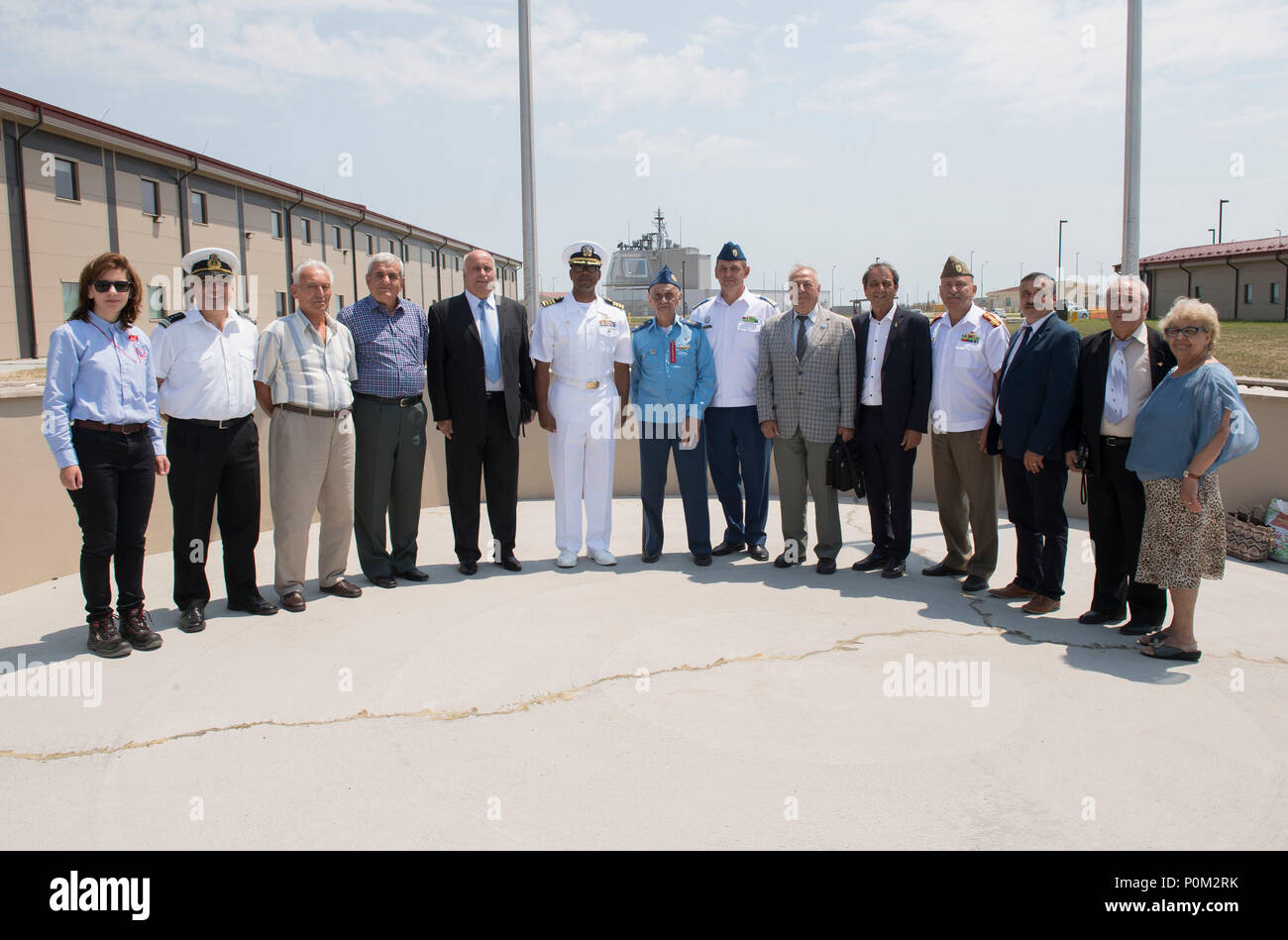 180602-N-BK 435-0006 DEVESELU, Rumänien (2. Juni 2018) Kapitän Charlos ...