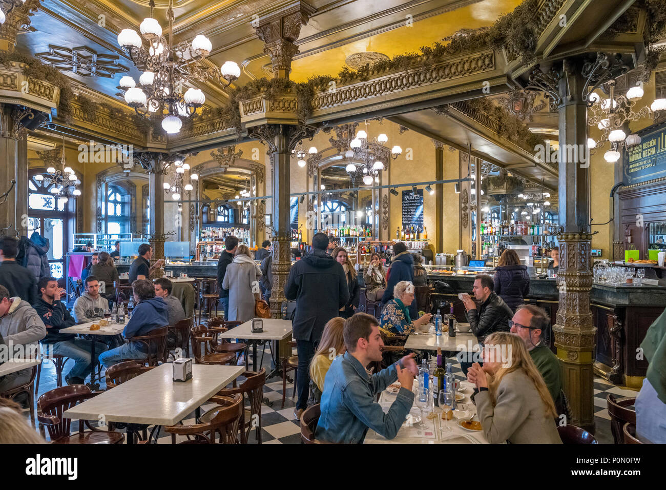 Traditional Spanish Cafe Interior Stockfotos und -bilder Kaufen - Alamy
