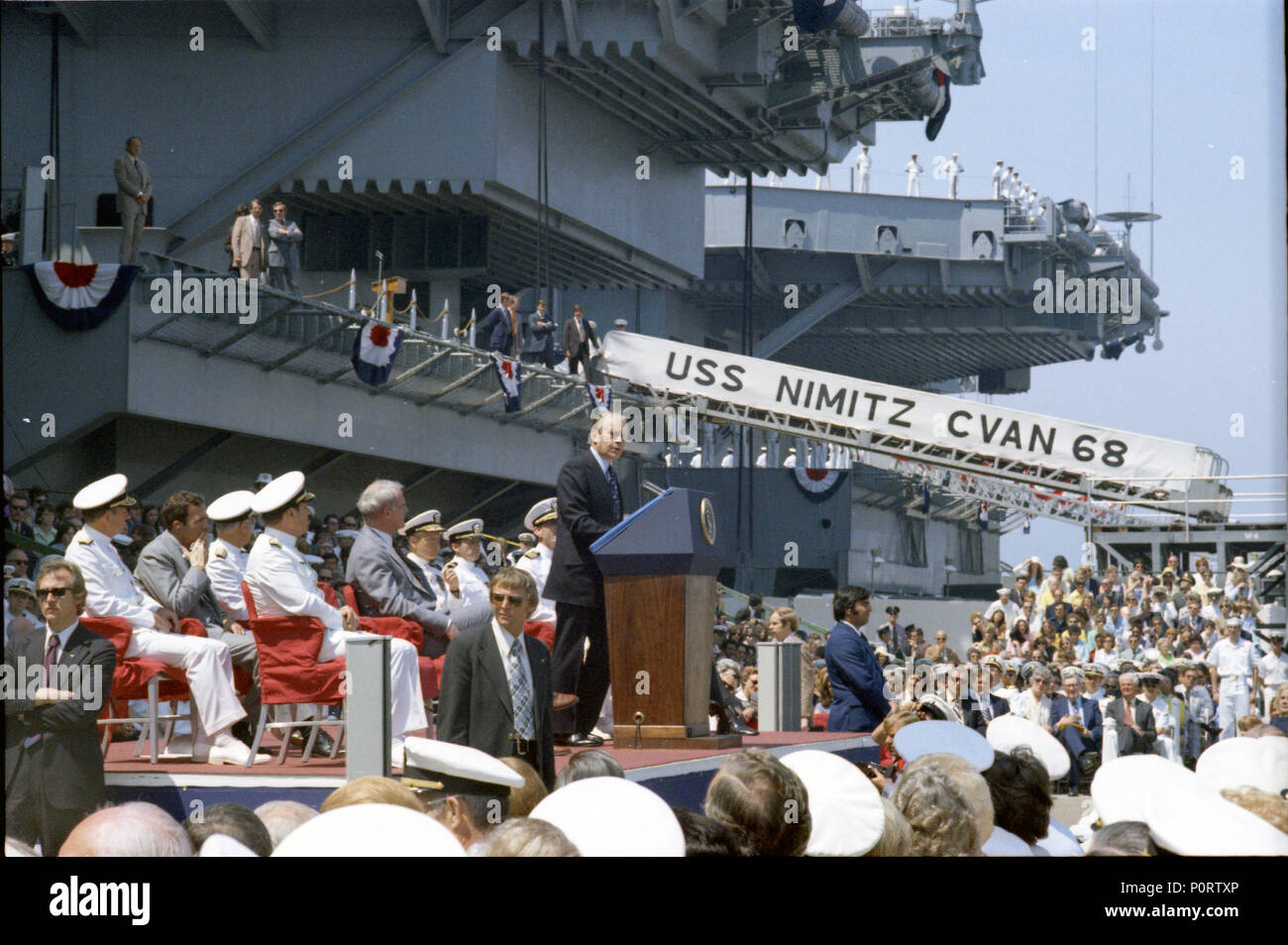 1975, Mai 3 - Steuerbord, Aufzug, USS Nimitz - Pier 12 - Norfolk Naval ...