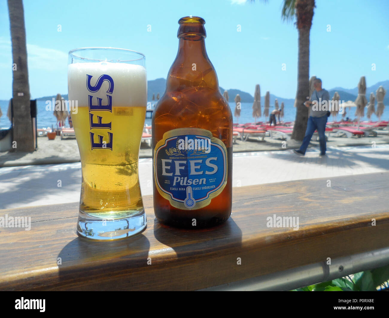 Eine Flasche Efes Pilsen Pilsener Bier in einer Bar an der ...