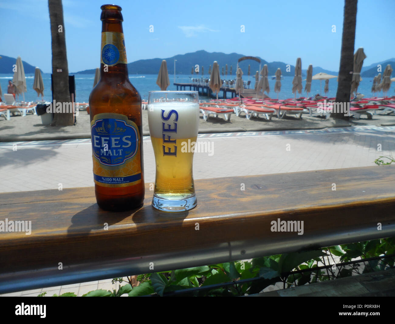 Kalte Flasche EFES Pilsener Malz Bier auf der Strandpromenade, Marmaris ...