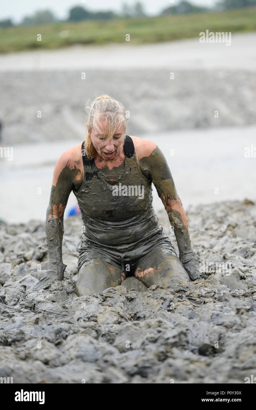 Girl covered in mud -Fotos und -Bildmaterial in hoher Auflösung - Seite ...