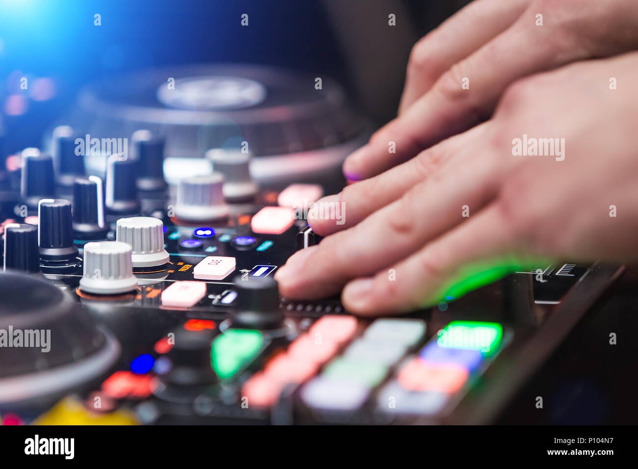 Dj hands close up close up turntable -Fotos und -Bildmaterial in hoher ...