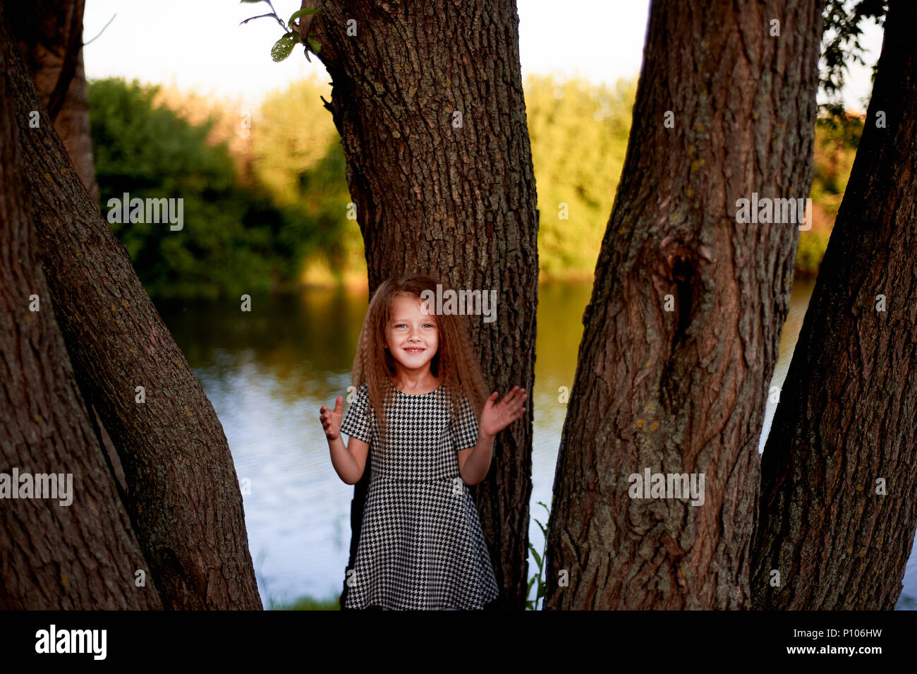 Das Baby ist 4 Jahre alt, mit blauen Augen und kleine Locken. Steht in ...