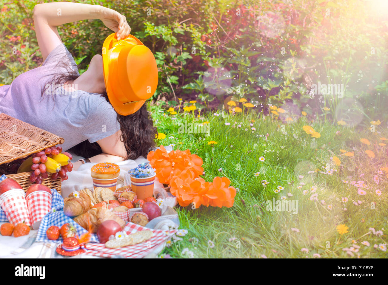 Das Mädchen mit dem Hut bei einem Picknick, feiern den Tag des Königs ...