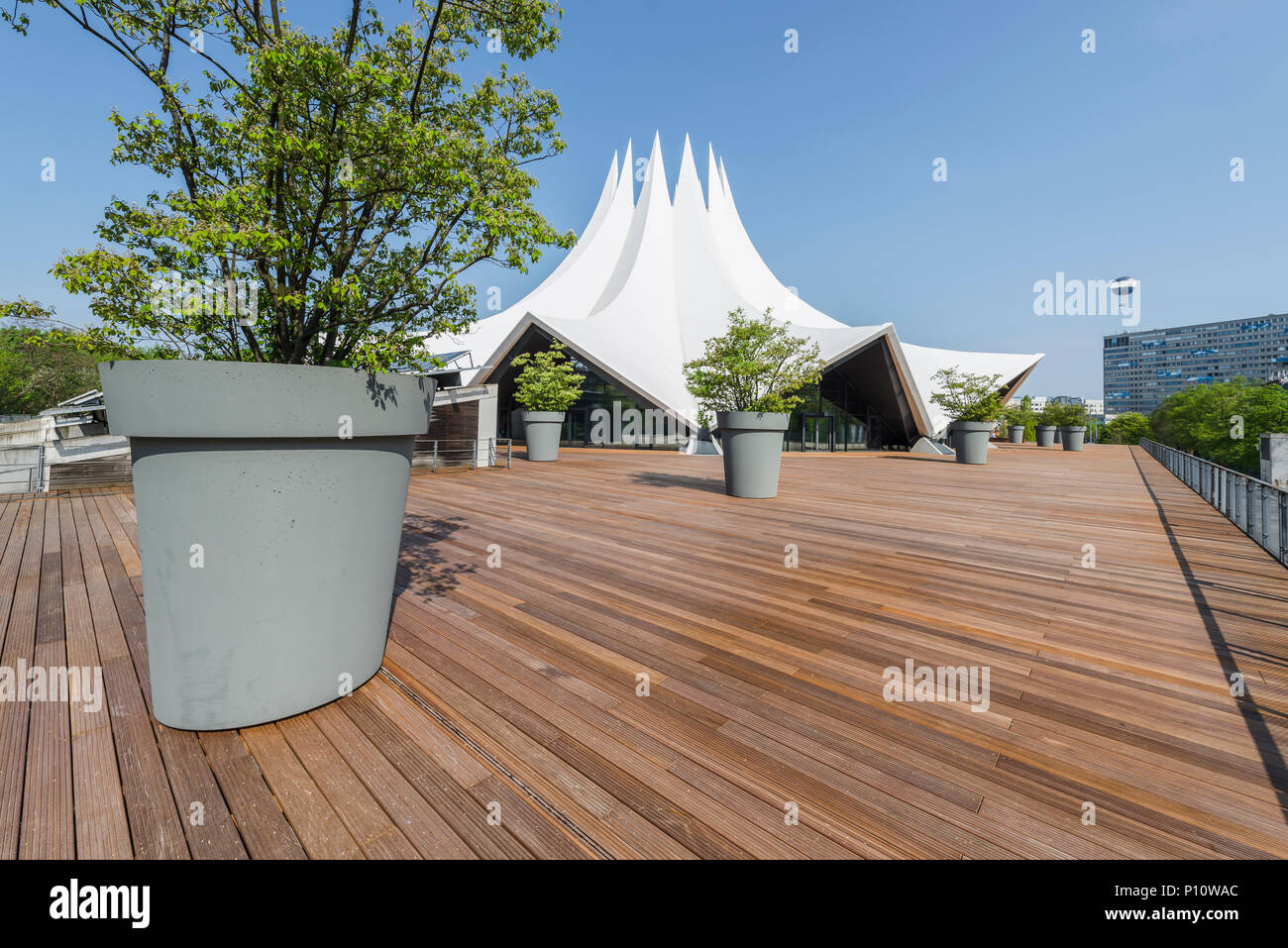 Gebogene Zelt dach Form und Holzboden Terrasse des Tempodrom Concert ...