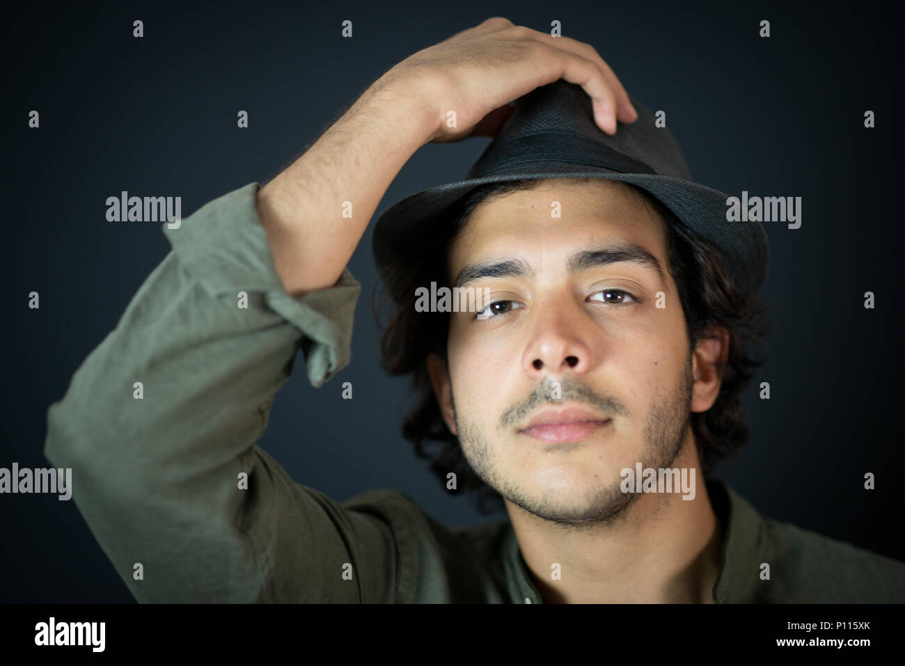 Mit hut posieren -Fotos und -Bildmaterial in hoher Auflösung – Alamy