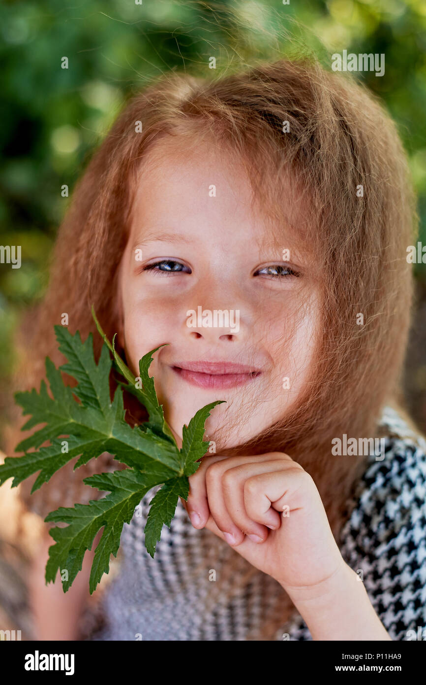 Das Baby ist 4 Jahre alt, mit blauen Augen und kleine Locken. Kinder ...
