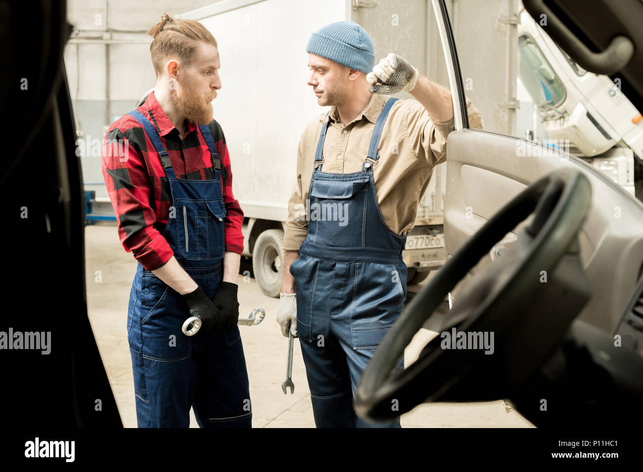 Techniker bei der arbeit -Fotos und -Bildmaterial in hoher Auflösung ...
