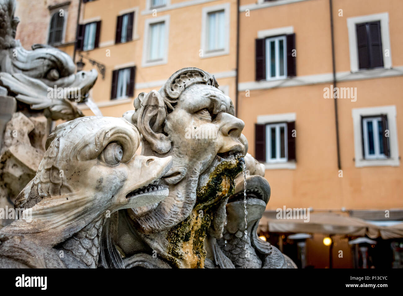 Mythische Figuren von Triton und Meerestiere an der Fontana del Moro ...