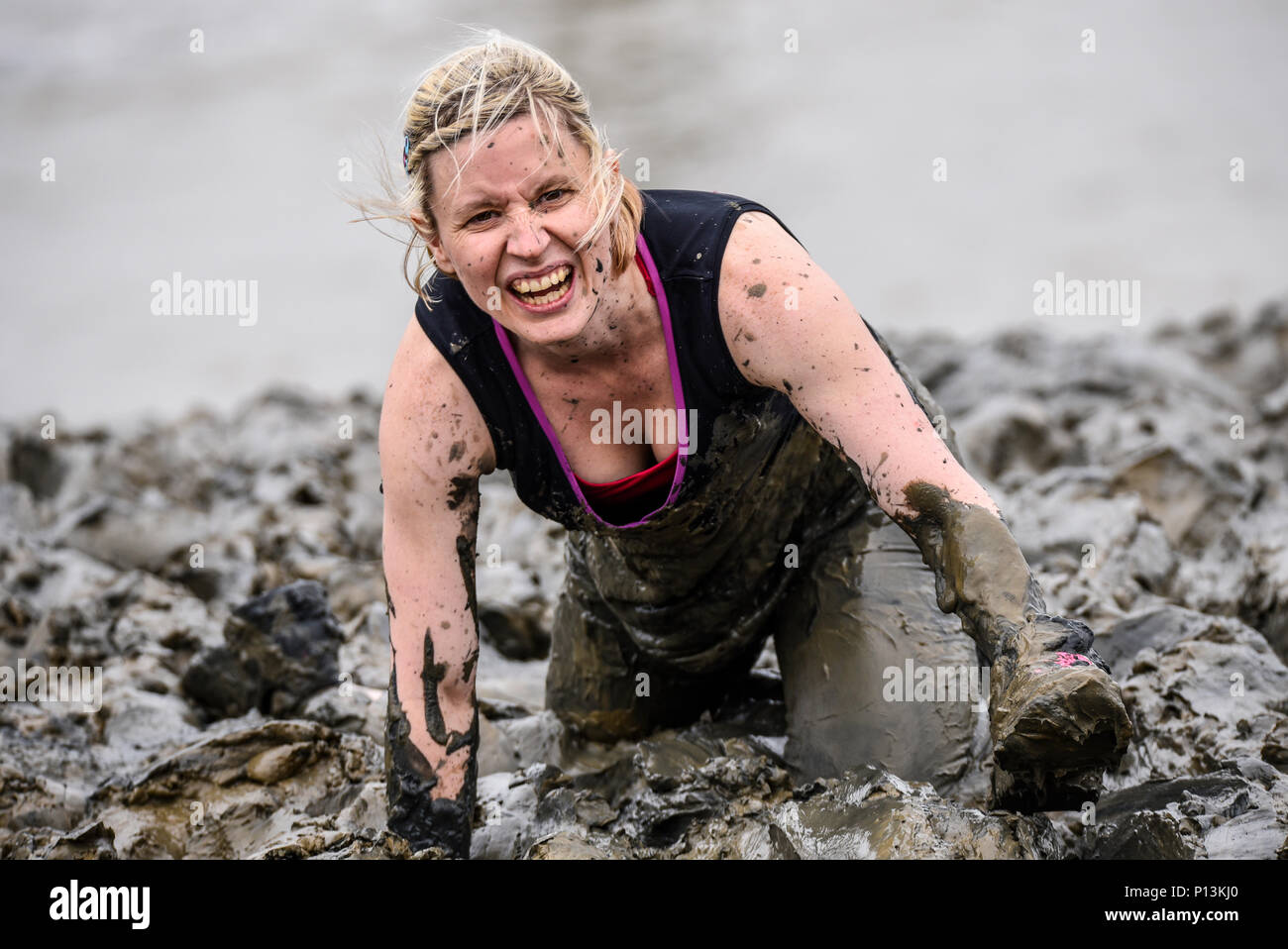 Girl covered in mud -Fotos und -Bildmaterial in hoher Auflösung – Alamy