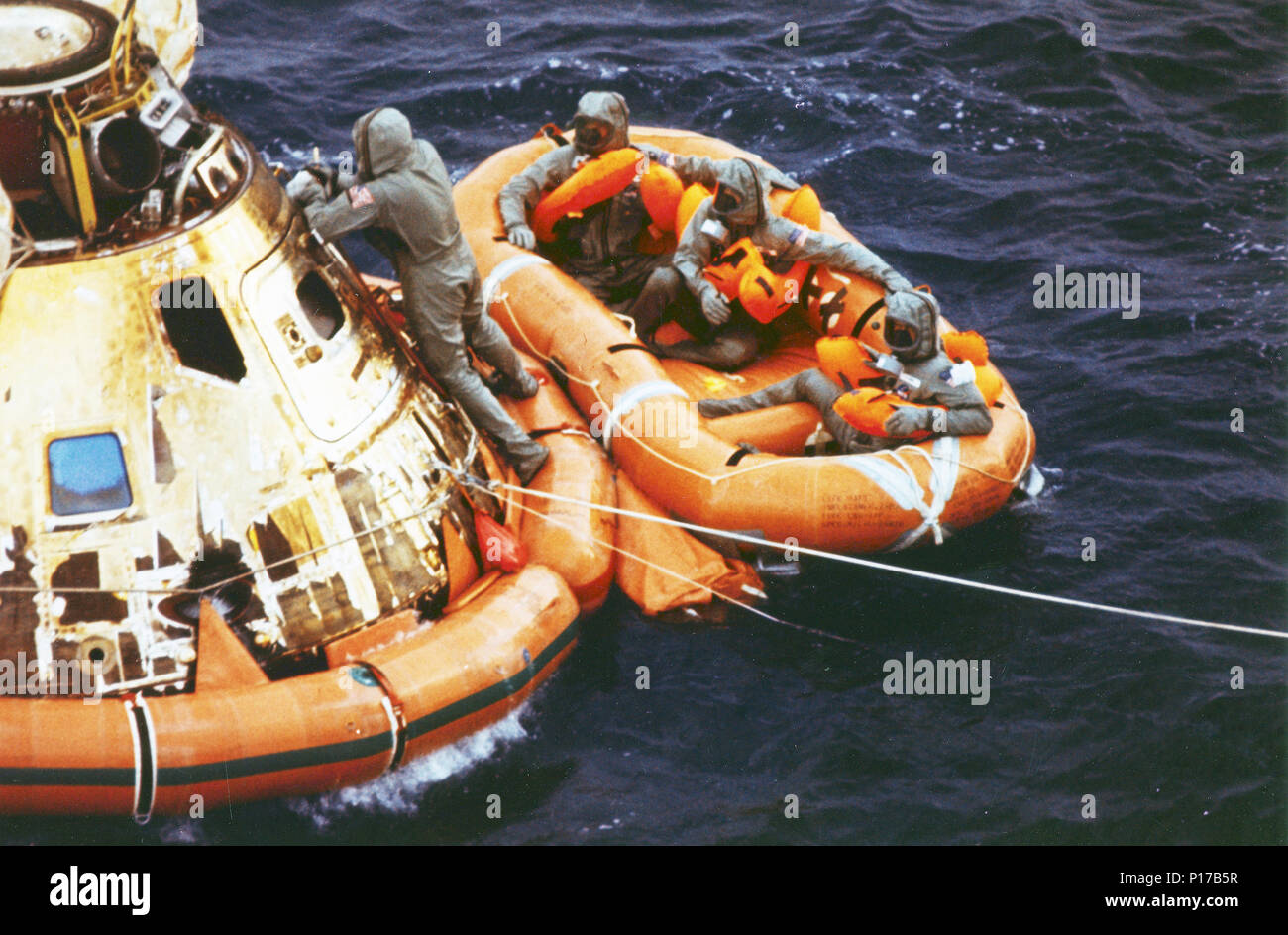Pararescueman lt Clancy Hatleberg schließt das Raumschiff Apollo 11 ...