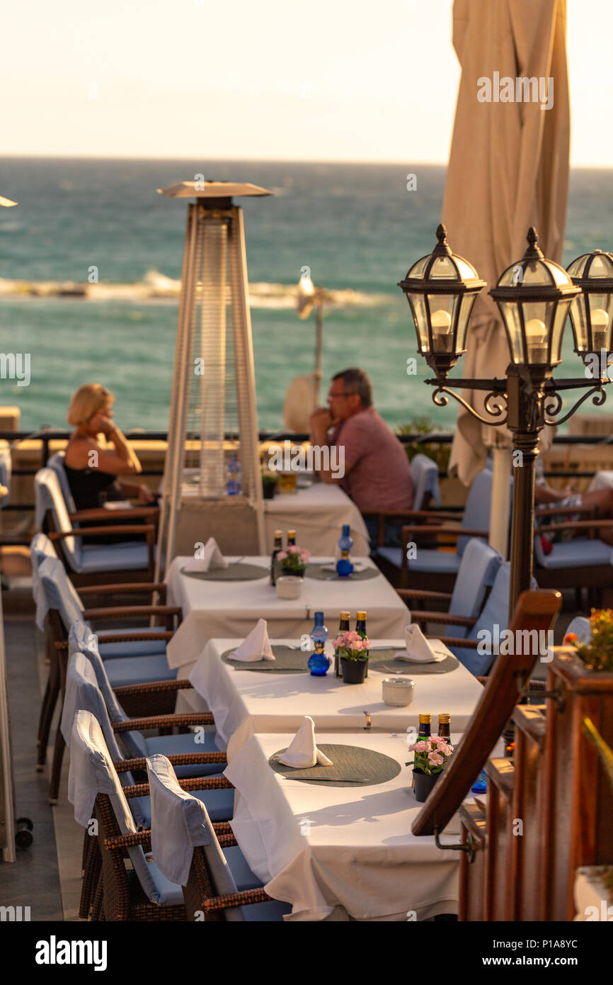 Leute sitzen an tischen der strandbar -Fotos und -Bildmaterial in hoher ...