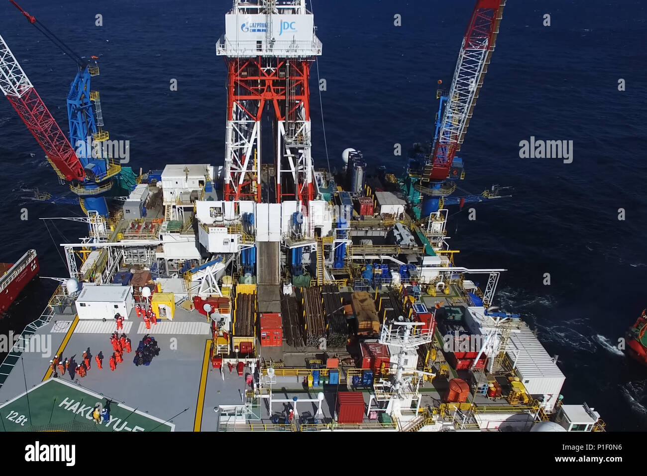 Building Offshore Oil Gas Rig Stockfotos & Building Offshore Oil Gas ...