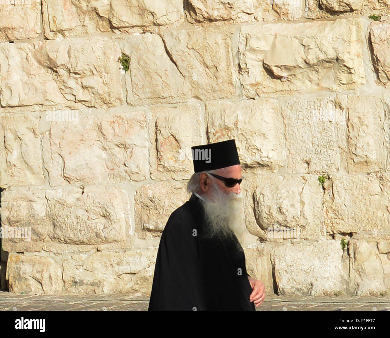 Eine Russisch-orthodoxe Priester in der Altstadt von Jerusalem ...