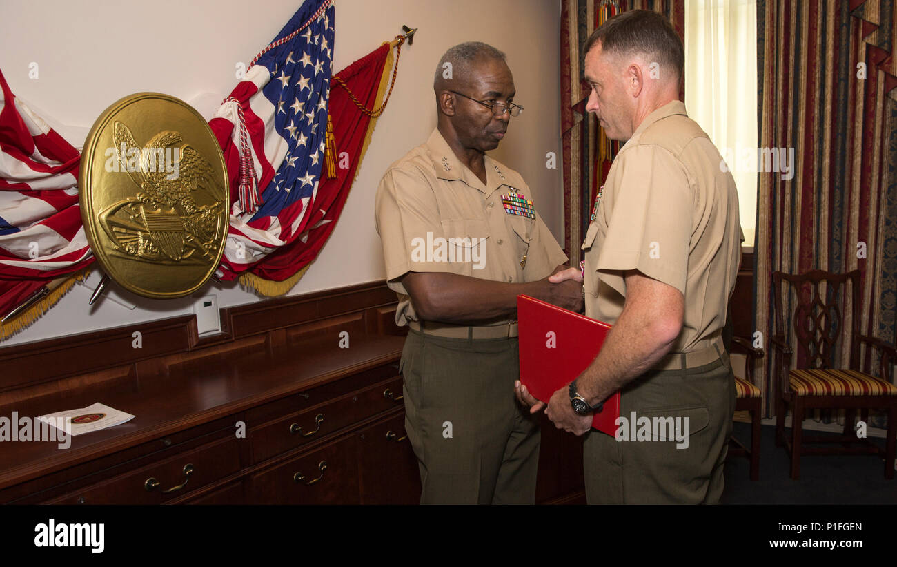Gen james l jones -Fotos und -Bildmaterial in hoher Auflösung – Alamy