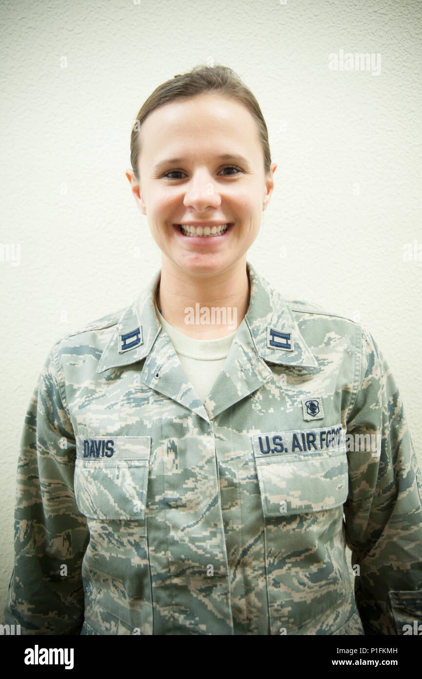 Kapitän Hailey Davis, 403Rd Aeromedical Staging Squadron, ist der 403Rd ...