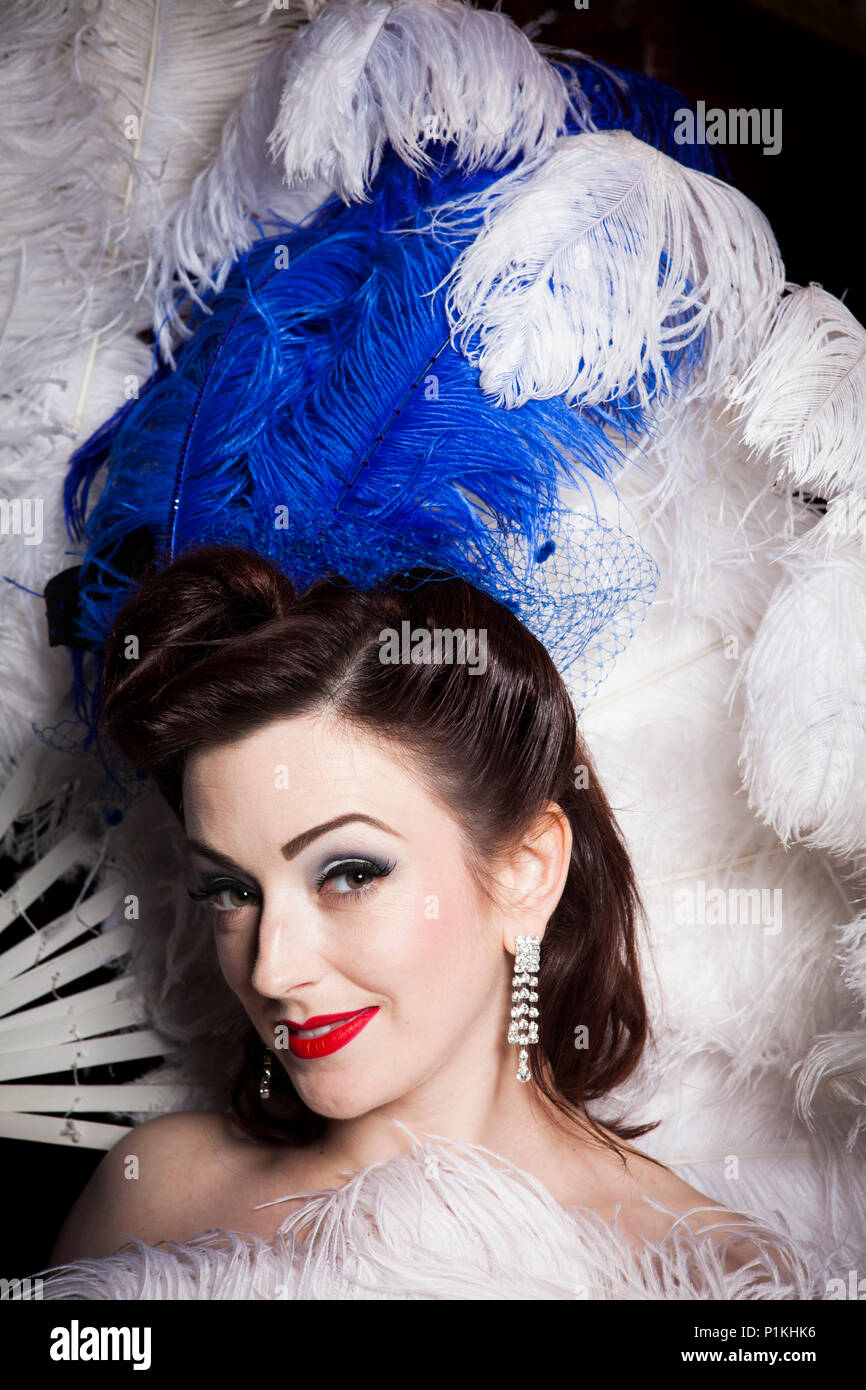 Burlesque interpret Polly Rae bei Madame Jojos, trägt blaue Feder Kopf ...
