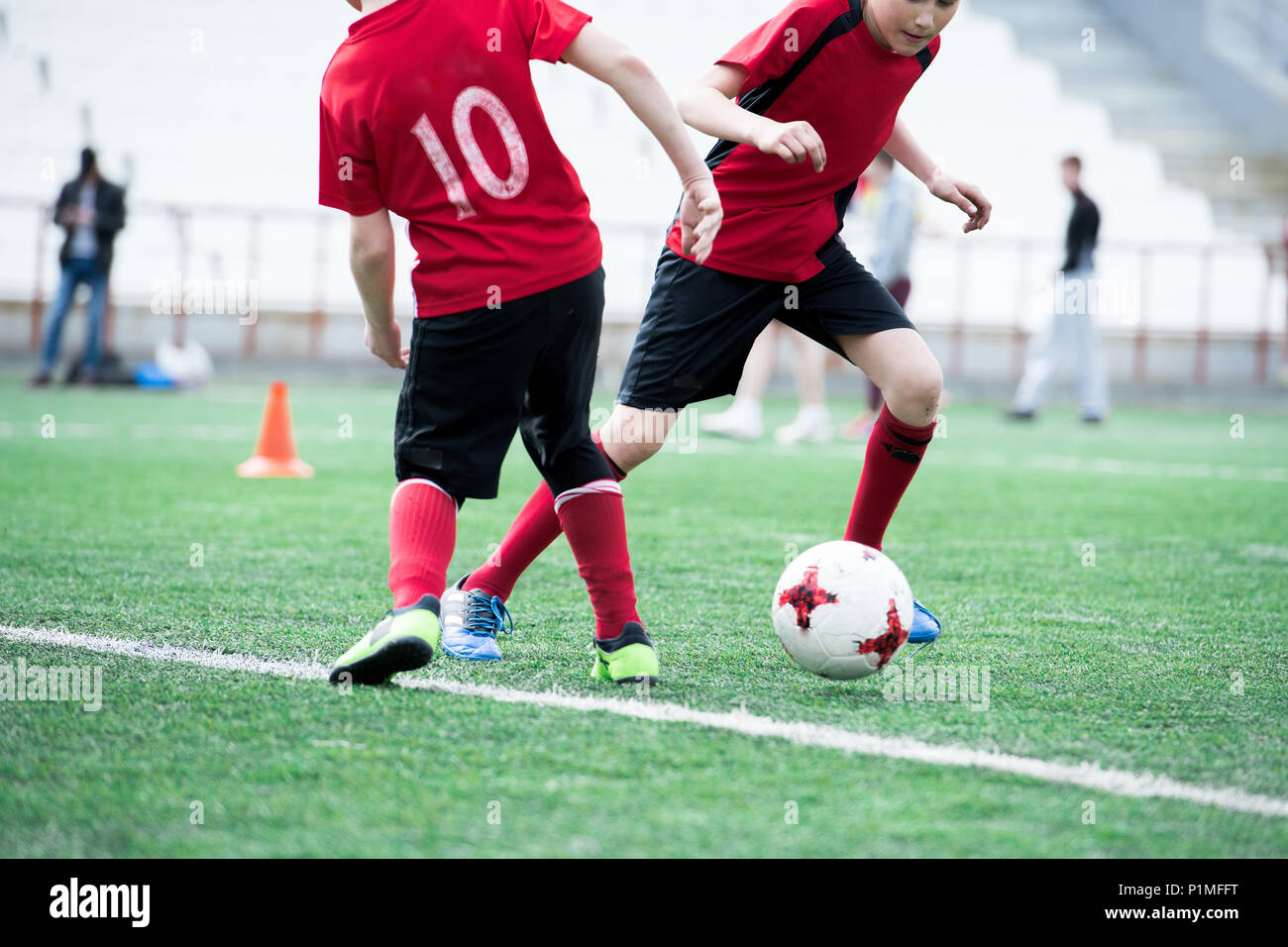 Kinder spielen ball -Fotos und -Bildmaterial in hoher Auflösung – Alamy