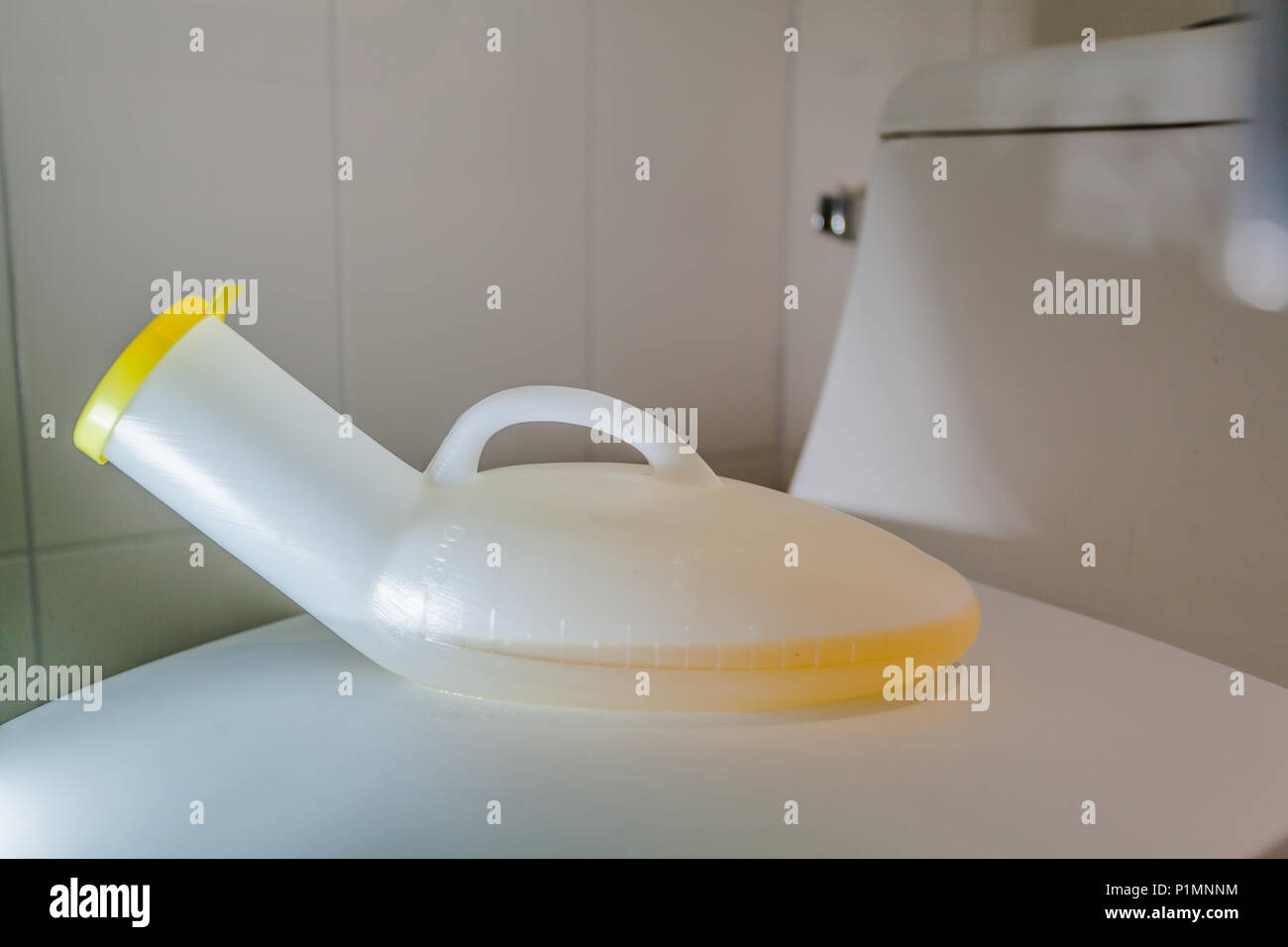 Kunststoffzylinder der Urin des Patienten im Krankenhaus von der Arzt ...