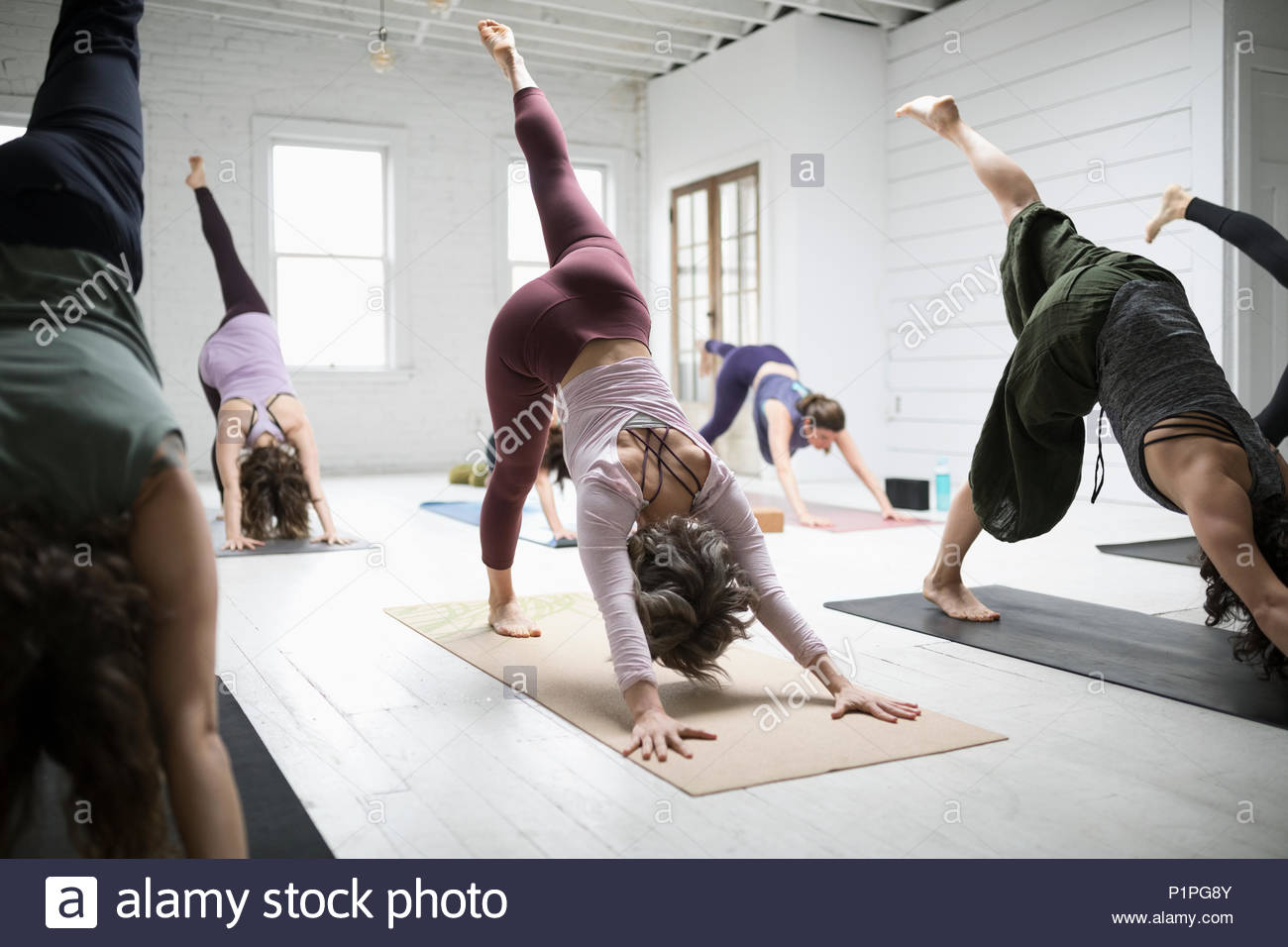 Abwärts hund pose yoga -Fotos und -Bildmaterial in hoher Auflösung – Alamy
