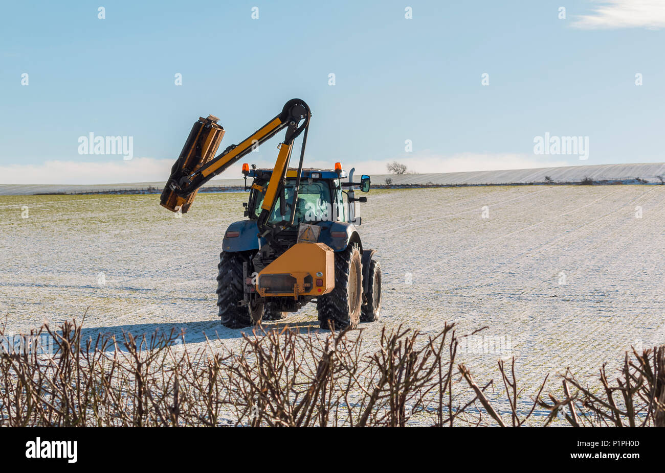 Hedge cutting tractor -Fotos und -Bildmaterial in hoher Auflösung – Alamy