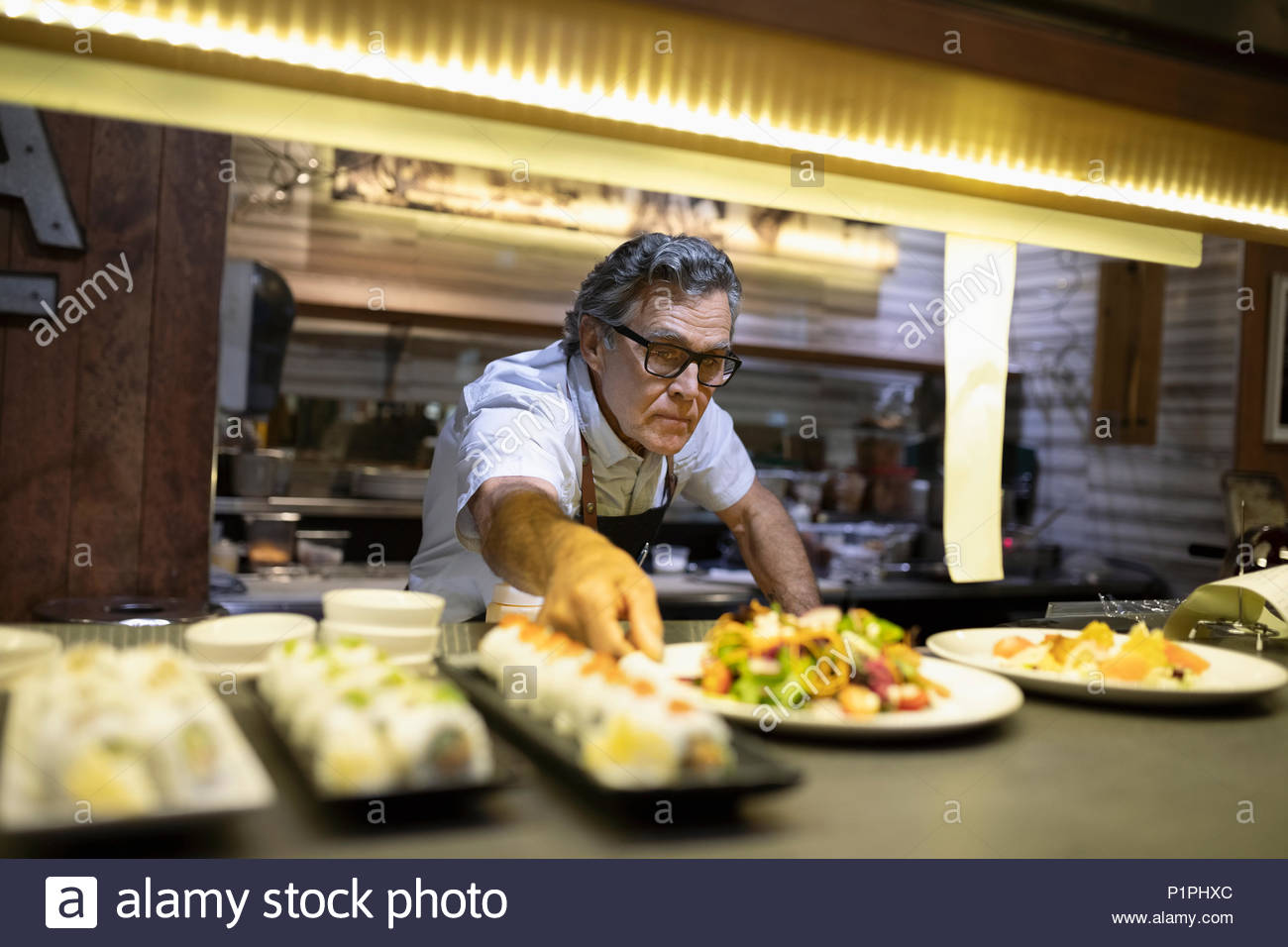 Plating food -Fotos und -Bildmaterial in hoher Auflösung – Alamy
