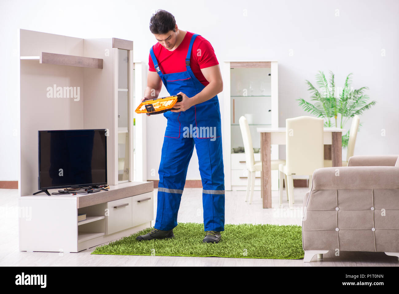 Professionelle reparatur techniker reparieren defekte Fernseher ...