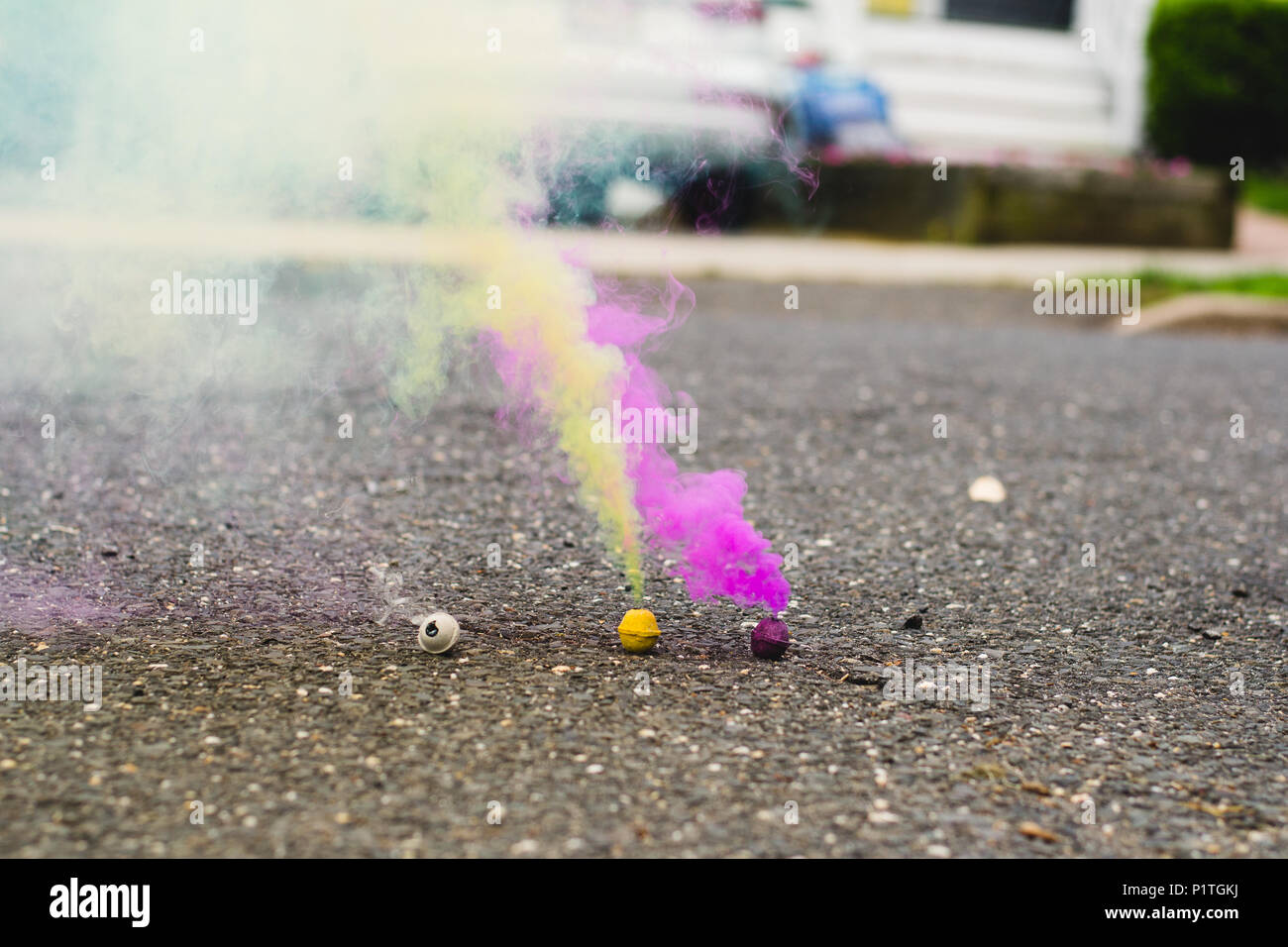 Rauchbomben bunt -Fotos und -Bildmaterial in hoher Auflösung – Alamy