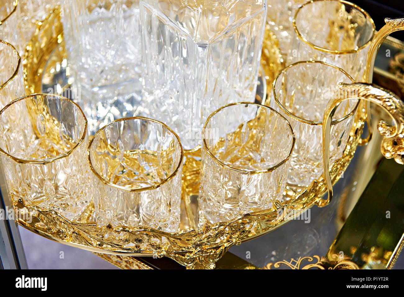 Trinkbecher aus glas -Fotos und -Bildmaterial in hoher Auflösung – Alamy