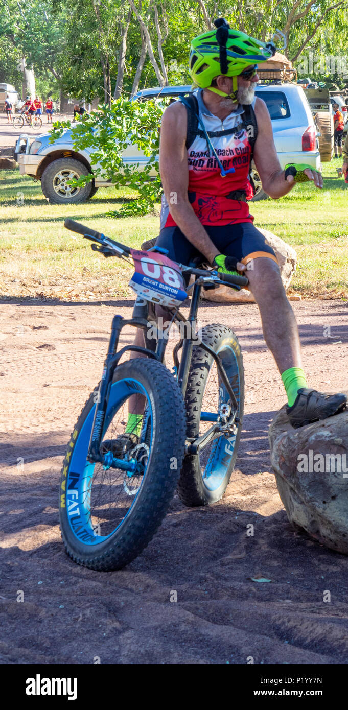 Fat cyclist -Fotos und -Bildmaterial in hoher Auflösung – Alamy