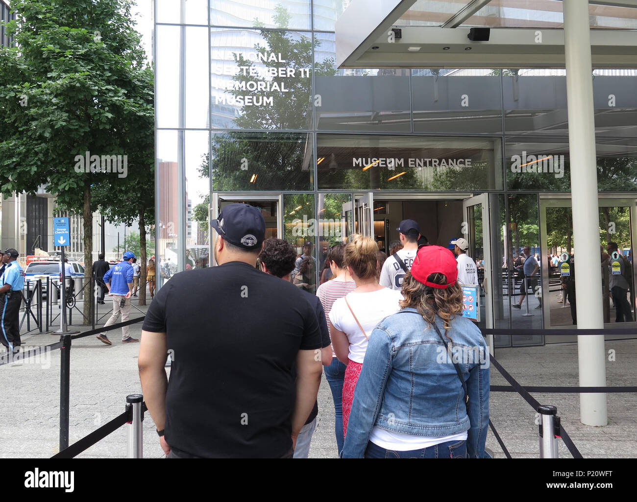 Reflecting absence memorial -Fotos und -Bildmaterial in hoher Auflösung ...