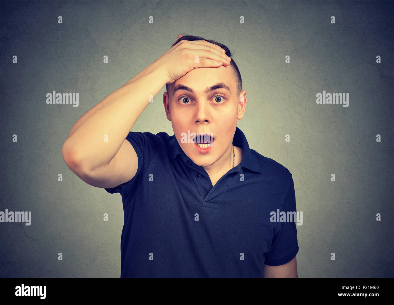 Erstaunt fassungslos -Fotos und -Bildmaterial in hoher Auflösung – Alamy